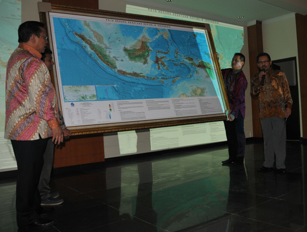 BIG Serahkan Peta NKRI Kepada Kemenkokesra